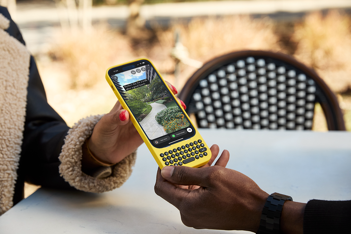 iPhoneに物理的なキーボードを追加できる、今話題のケース「Clicks」が面白い！ ｜デザインを深掘り MdN