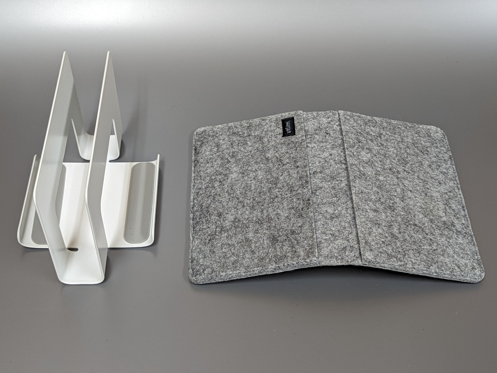 ノートPCを立てる時にキズをつくのを防ぐ、ソニックのフェルト製ノートPCスタンド「UT-5352」 ｜デザインを深掘り MdN