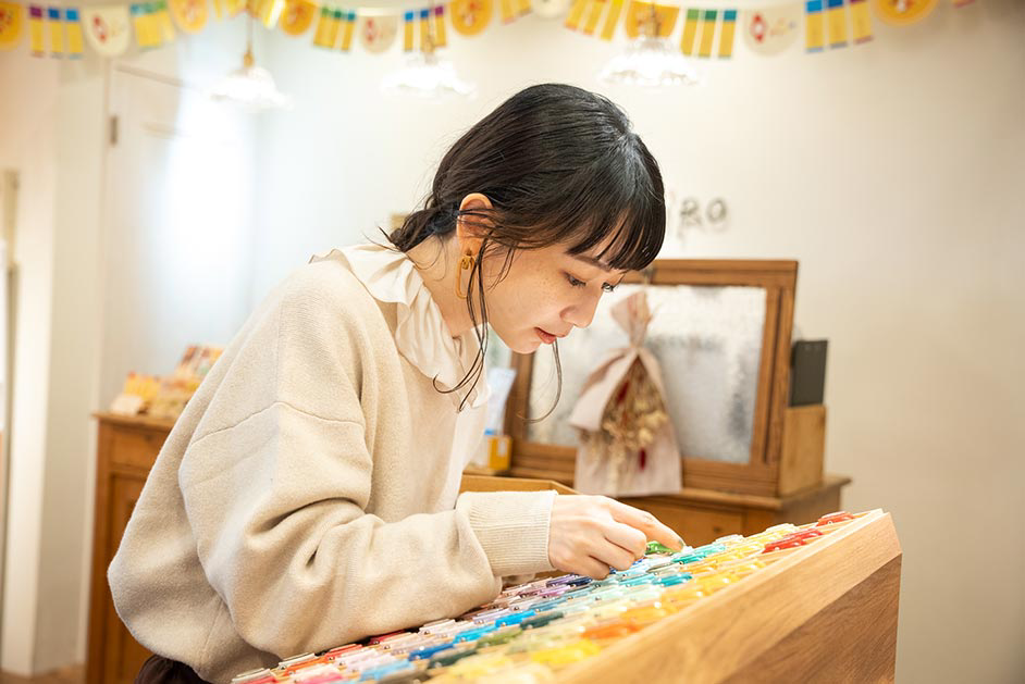 表参道「TokiiRo」クレパス柄トケイなど、かわいい文具や雑貨がそろう【三戸なつめ×東京の文房具店】 ｜デザインを深掘り MdN