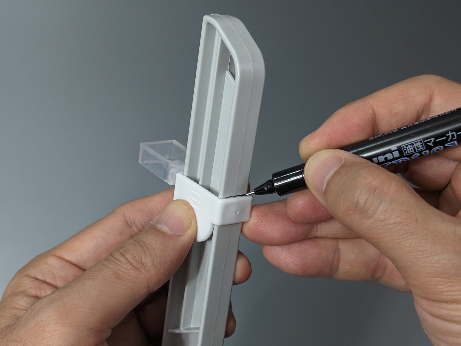 110円でこの便利さ！ 段ボールを中身に合わせて小さくできる、ダイソー「段ボールサイズ調整カッター」 ｜デザインを深掘り MdN