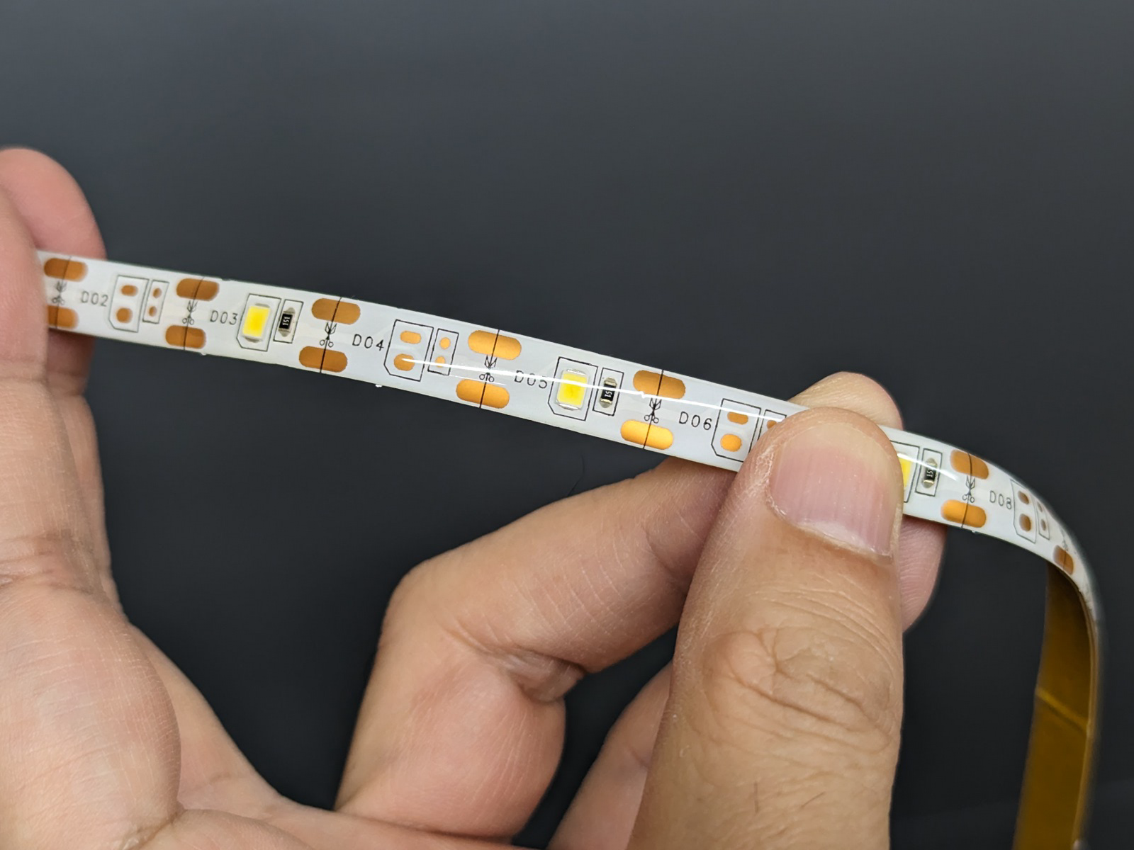 ダイソーなどで入手可能、わずか330円でどこにでも貼り付けられる格安のLEDテープライトを試してみた ｜デザインを深掘り MdN