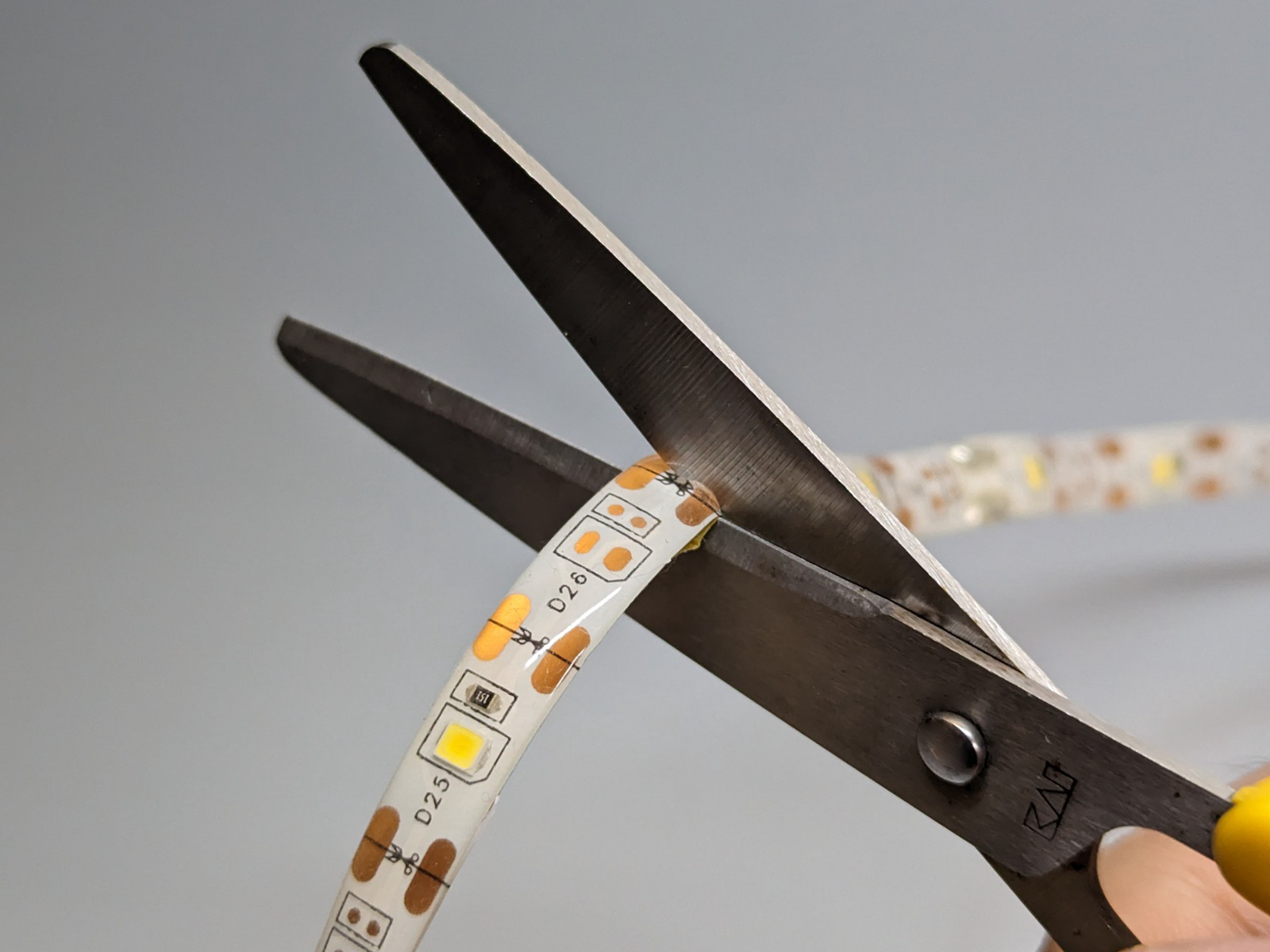 ダイソーなどで入手可能、わずか330円でどこにでも貼り付けられる格安のLEDテープライトを試してみた ｜デザインを深掘り MdN