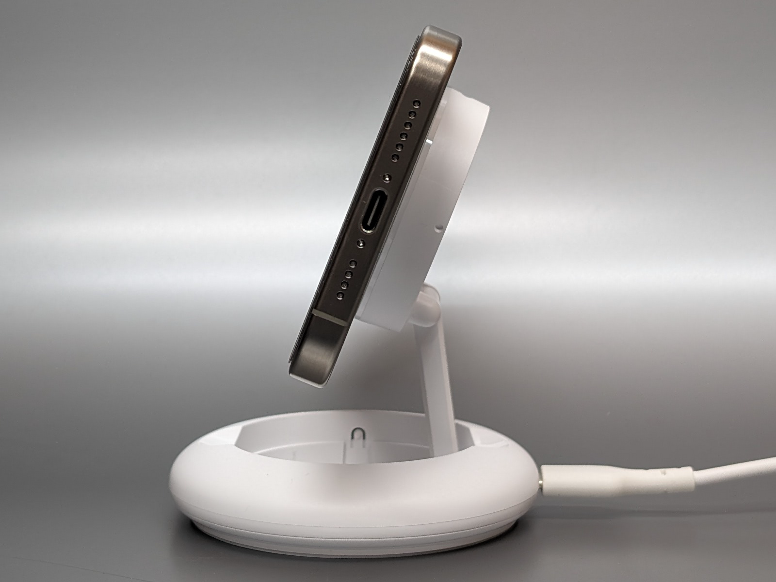 iPhoneのスタンバイも快適。最大15W充電に対応したMagSafe認証ワイヤレス充電器「JUPW1107NP」 ｜デザインを深掘り MdN