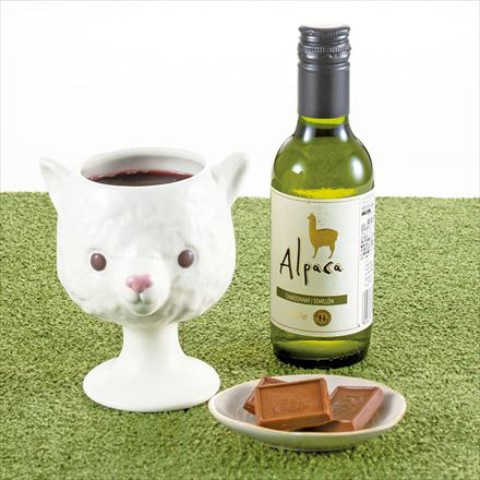 もこもこの毛を磁器でリアルに再現した「アルパカのワインタンブラー」が登場 ｜デザインを深掘り MdN