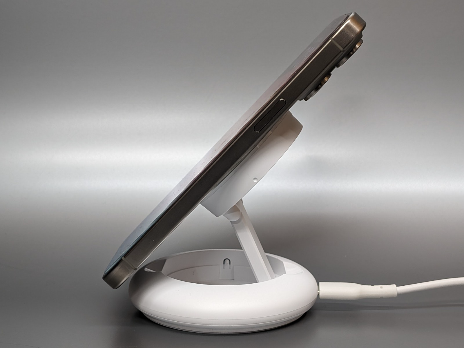 iPhoneのスタンバイも快適。最大15W充電に対応したMagSafe認証ワイヤレス充電器「JUPW1107NP」 ｜デザインを深掘り MdN