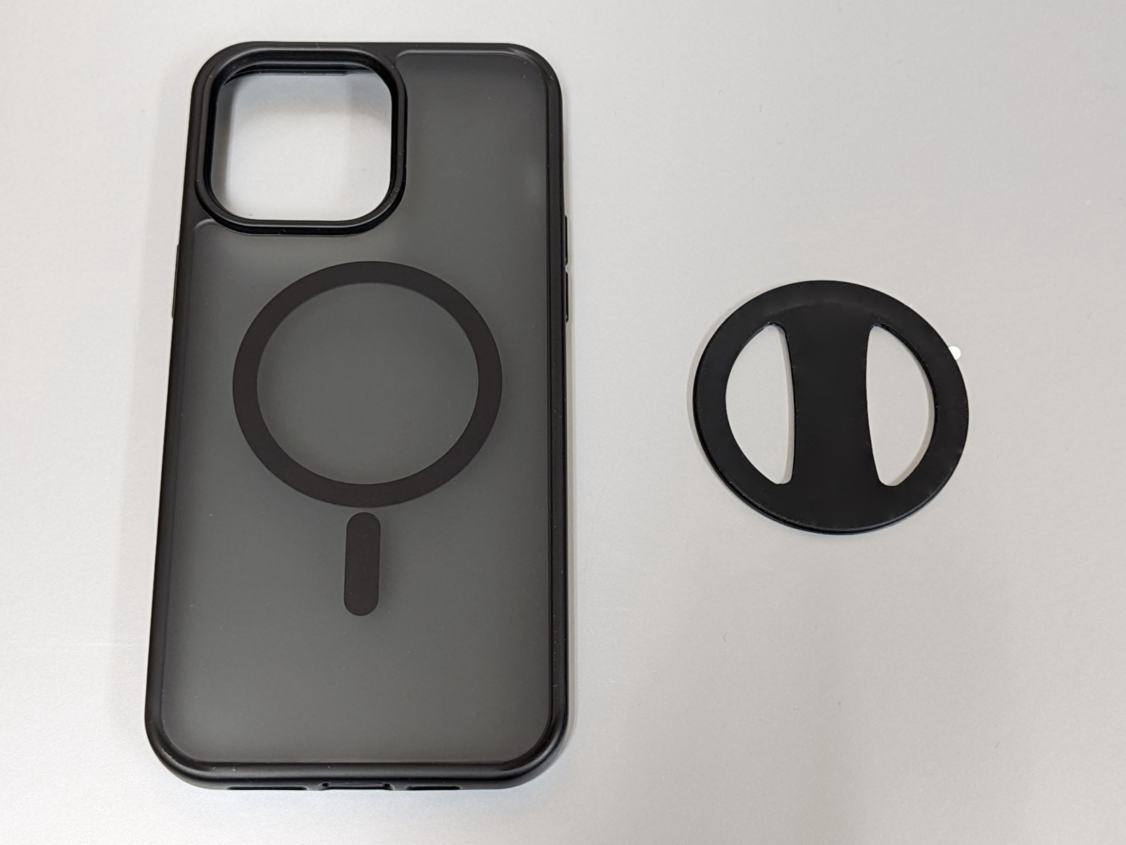 上からMagSafeアクセサリーを取付可能、iPhoneを持ちやすくするシリコン素材の極薄スマホバンド ｜デザインを深掘り MdN