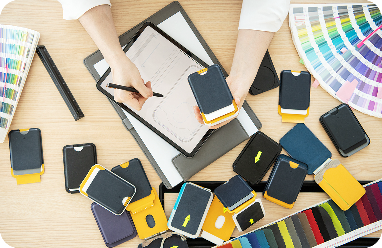 スマホが好きな角度で視聴可能！落とす心配もないMagSafe対応のカードケーススタンド「ナノポップ」 ｜デザインを深掘り MdN