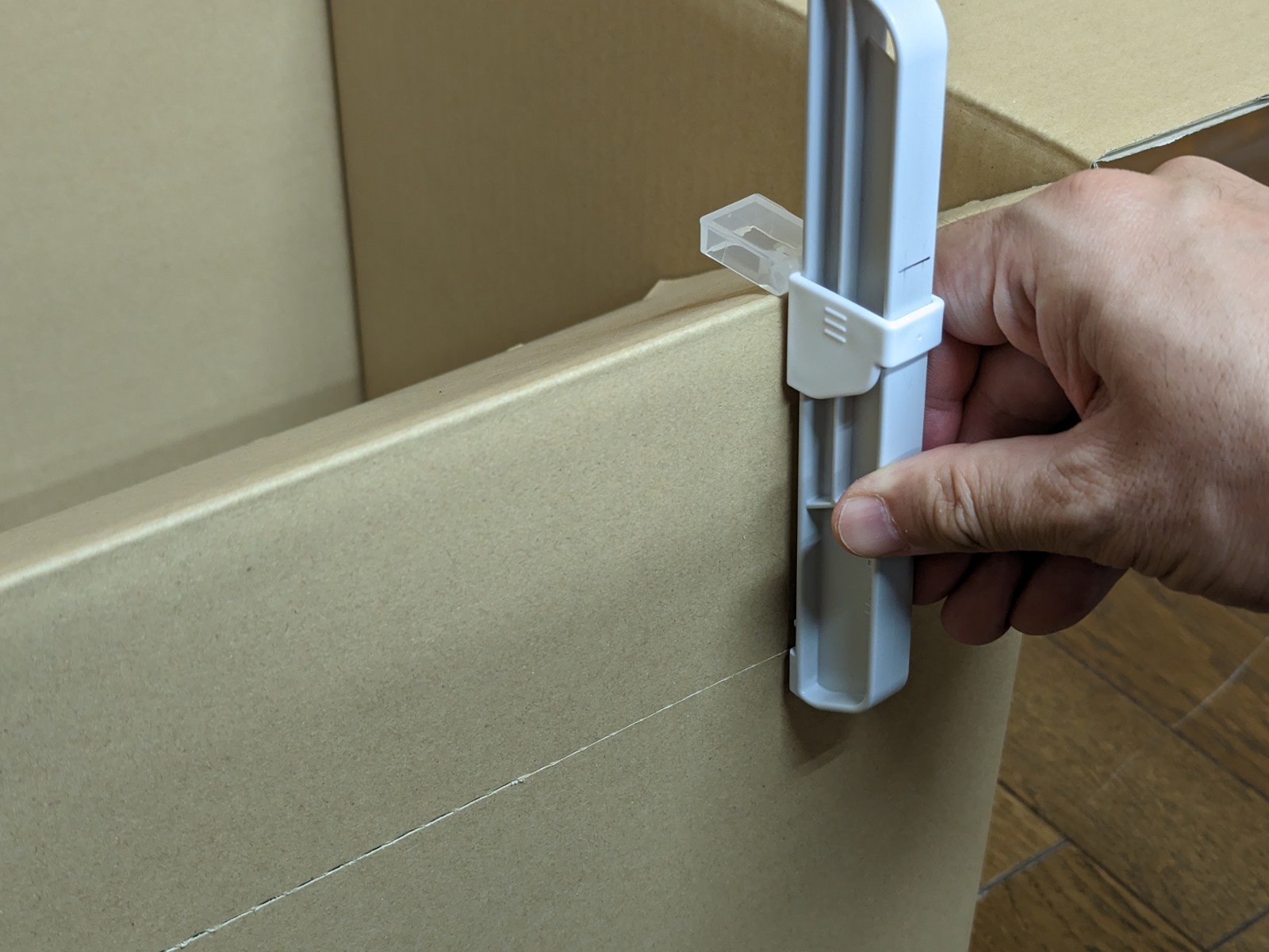 110円でこの便利さ！ 段ボールを中身に合わせて小さくできる、ダイソー「段ボールサイズ調整カッター」 ｜デザインを深掘り MdN