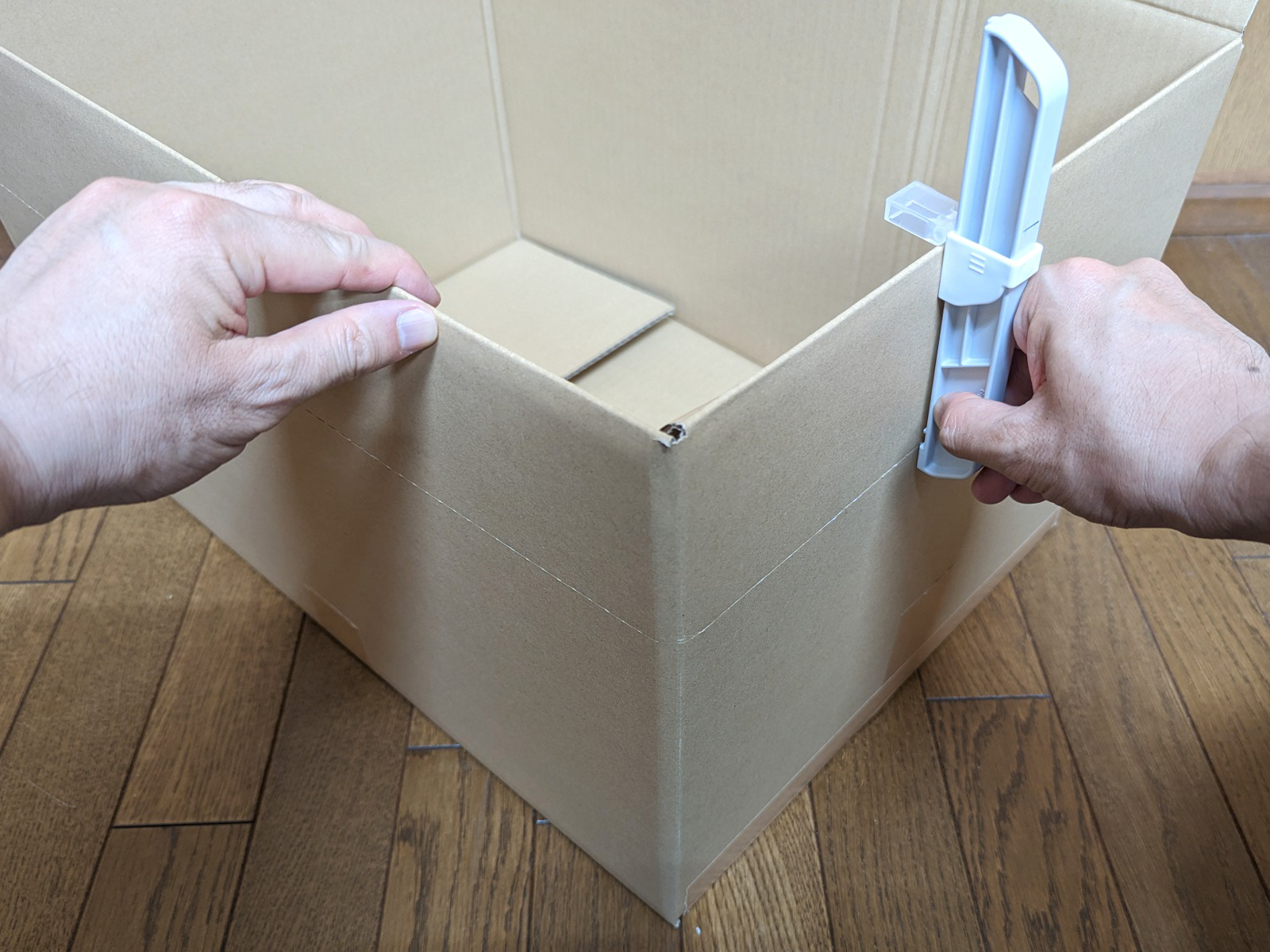 110円でこの便利さ！ 段ボールを中身に合わせて小さくできる、ダイソー「段ボールサイズ調整カッター」 ｜デザインを深掘り MdN