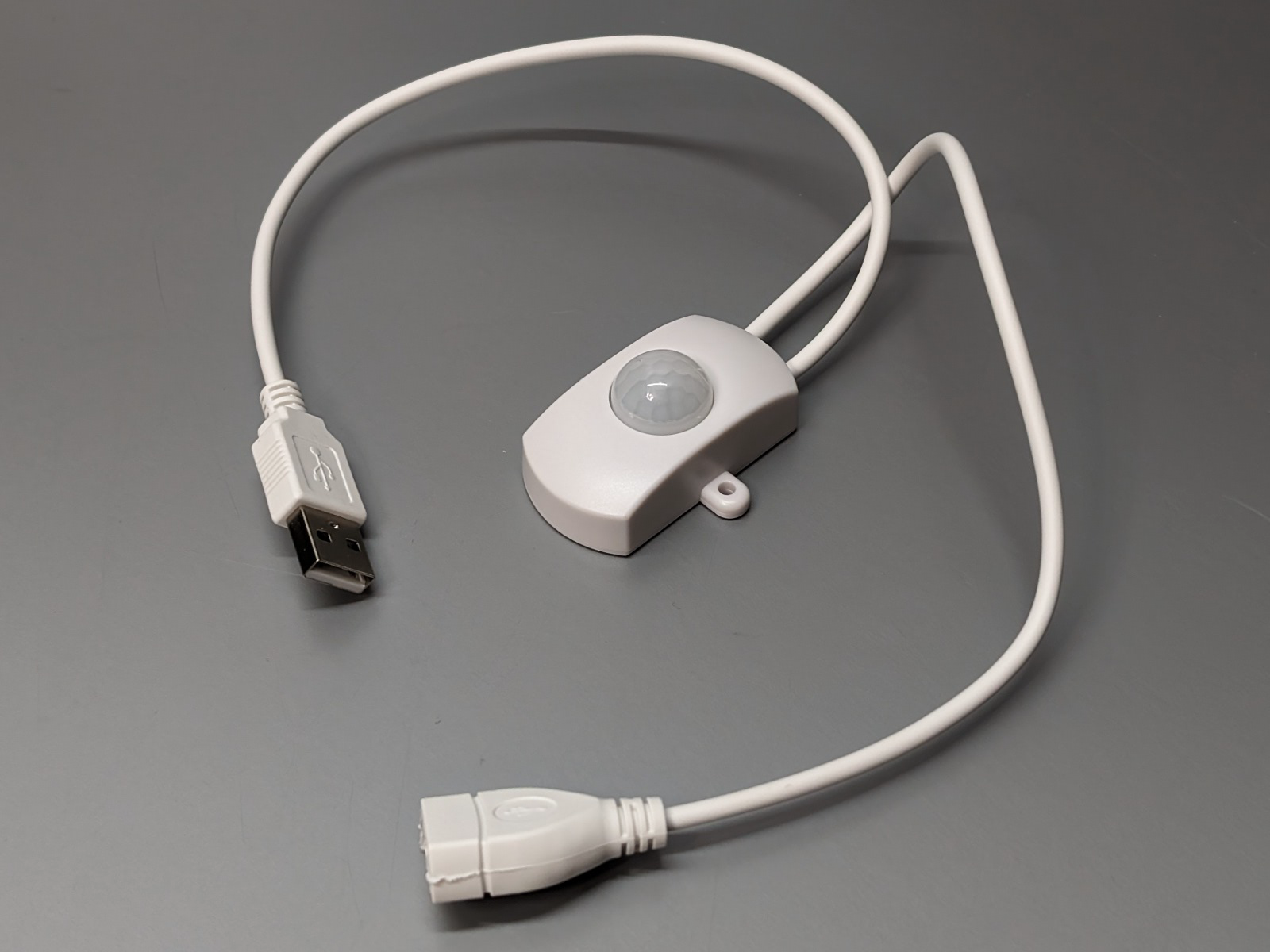 これは即買い！ 手をかざすだけでUSBライトやUSB扇風機がオンになるダイソーの「人感センサーケーブル｣（わずか330円） ｜デザインを深掘り MdN