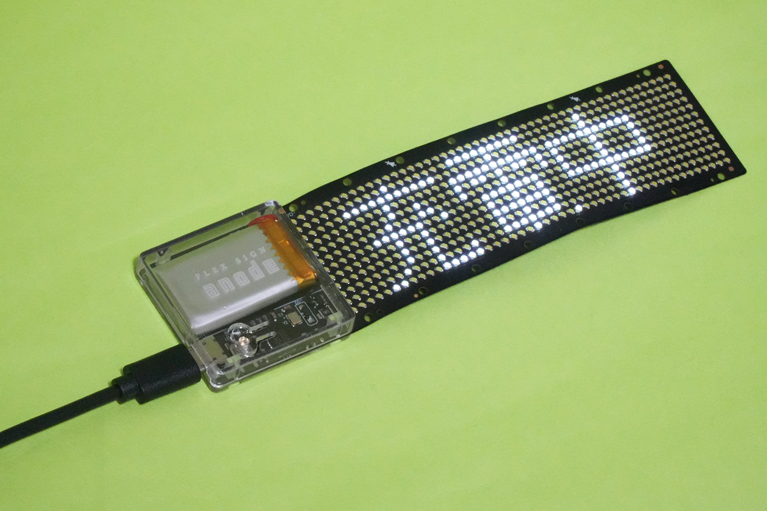 身につけられてテンションが上がるLEDディスプレイ「FLEX SIGN anode」が楽しい！ ｜デザインを深掘り MdN