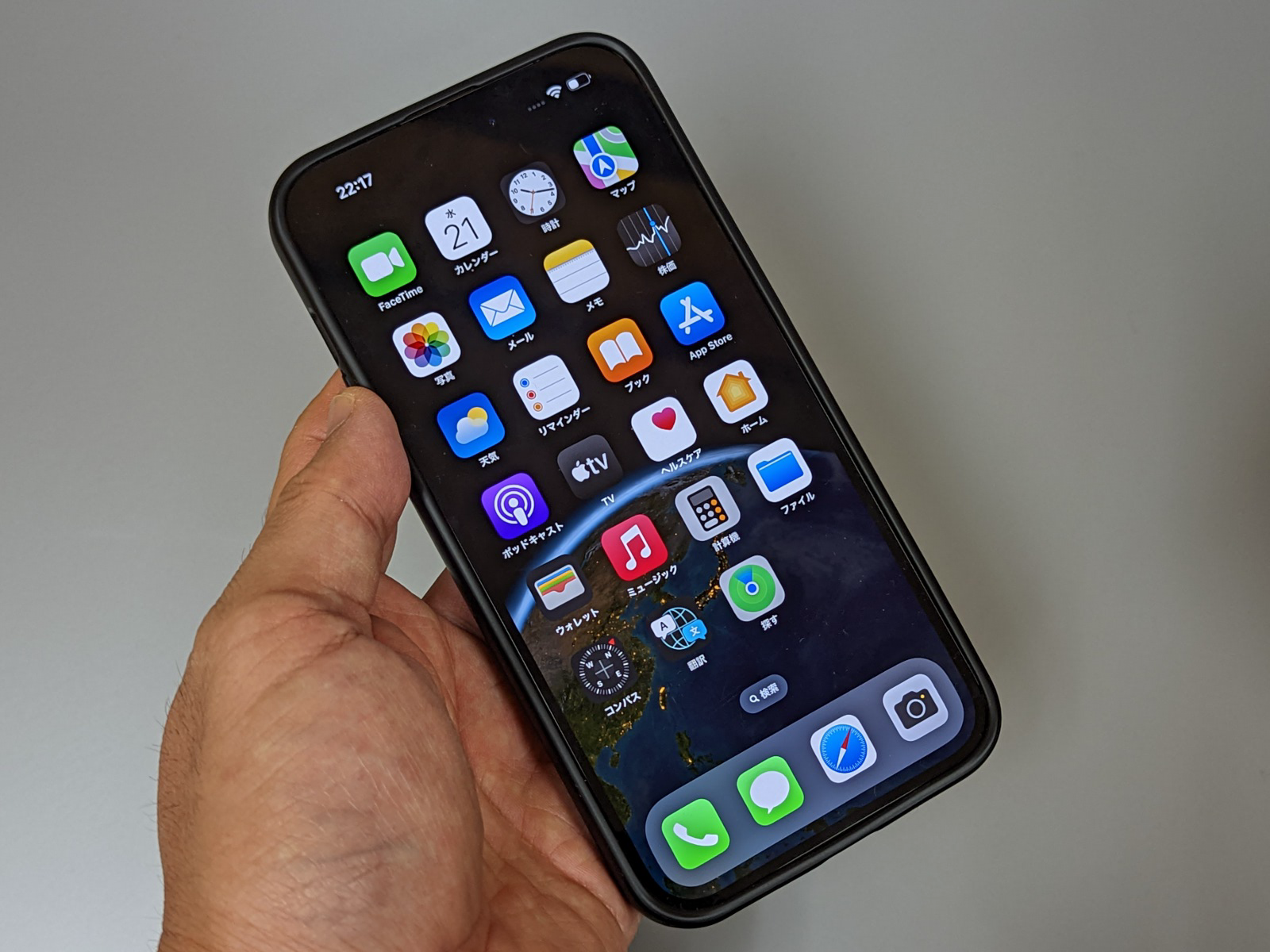 上からMagSafeアクセサリーを取付可能、iPhoneを持ちやすくするシリコン素材の極薄スマホバンド ｜デザインを深掘り MdN