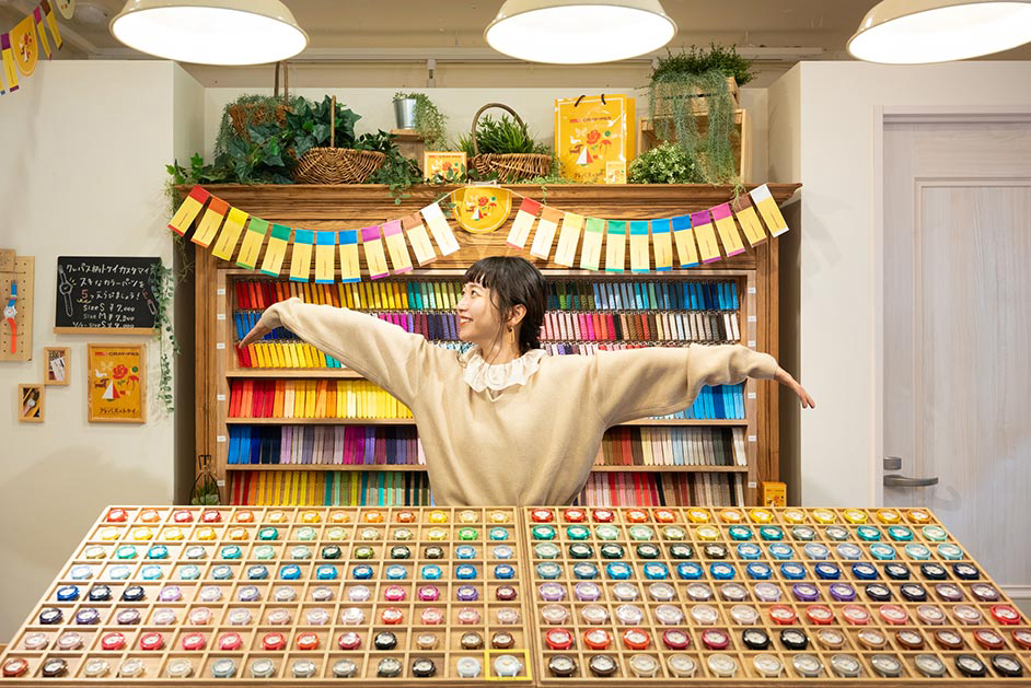 表参道「TokiiRo」クレパス柄トケイなど、かわいい文具や雑貨がそろう【三戸なつめ×東京の文房具店】 ｜デザインを深掘り MdN