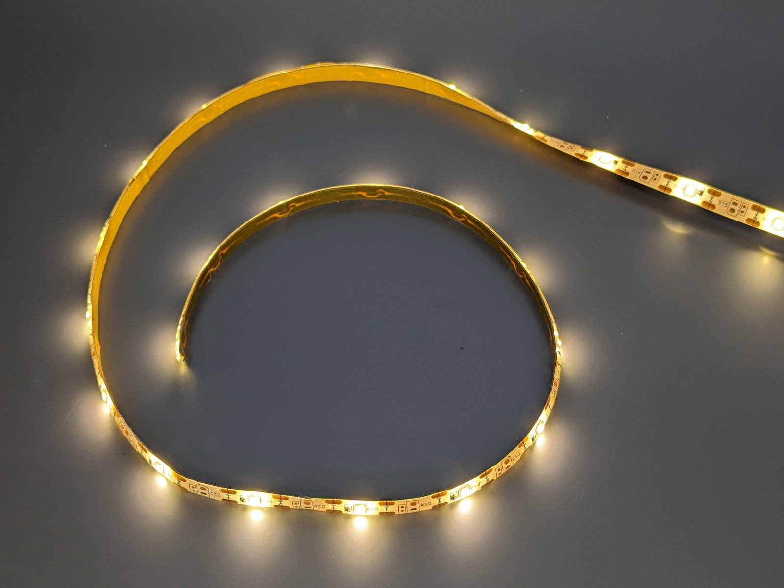 ダイソーなどで入手可能、わずか330円でどこにでも貼り付けられる格安のLEDテープライトを試してみた ｜デザインを深掘り MdN