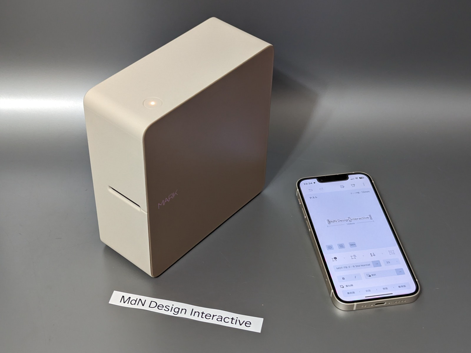 見た目はただの「箱」。手持ちのスマホから簡単作成できるBluetoothラベルライター「テプラ PRO」 ｜デザインを深掘り MdN