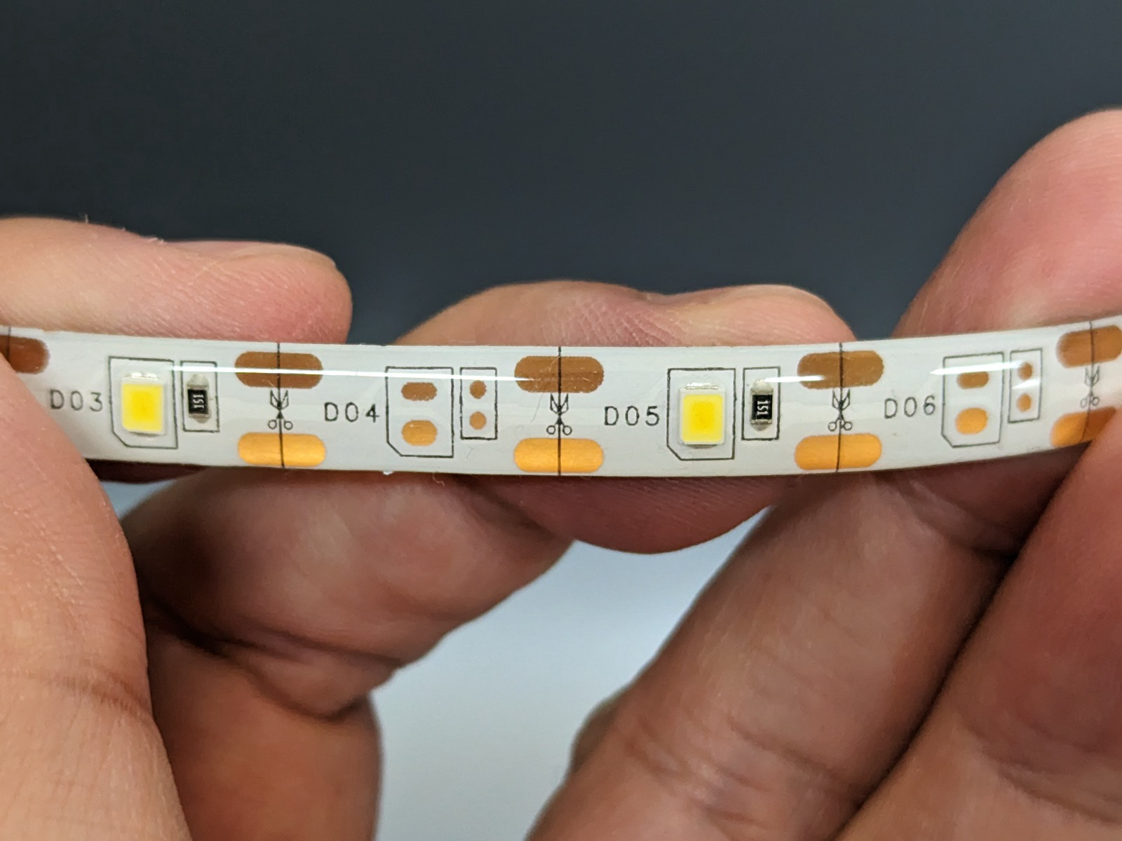 ダイソーなどで入手可能、わずか330円でどこにでも貼り付けられる格安のLEDテープライトを試してみた ｜デザインを深掘り MdN