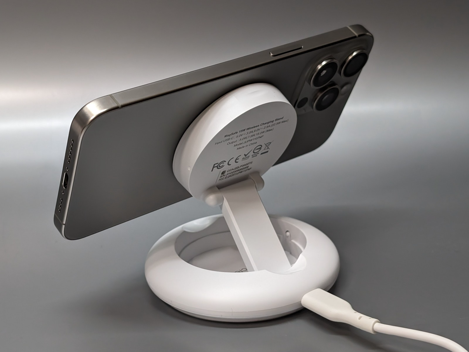 iPhoneのスタンバイも快適。最大15W充電に対応したMagSafe認証ワイヤレス充電器「JUPW1107NP」 ｜デザインを深掘り MdN