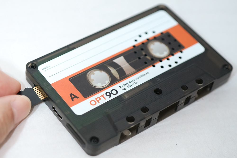 サブスク配信の音楽もmicroSDカードのMP3も流せる スマホと繋げられるカセットテープ型のBluetoothスピーカーがレトロでかわいい！ ｜デザインを深掘り MdN