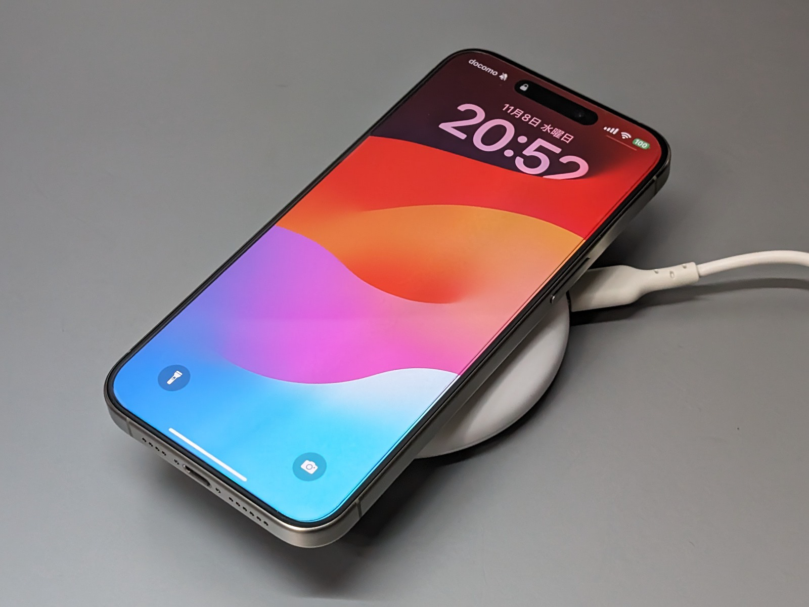 iPhoneのスタンバイも快適。最大15W充電に対応したMagSafe認証ワイヤレス充電器「JUPW1107NP」 ｜デザインを深掘り MdN