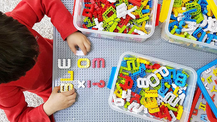 思考力と語学力を同時に育てるブロック 「Mojiblock」は遊び心満載の知育トイ ｜デザインを深掘り MdN