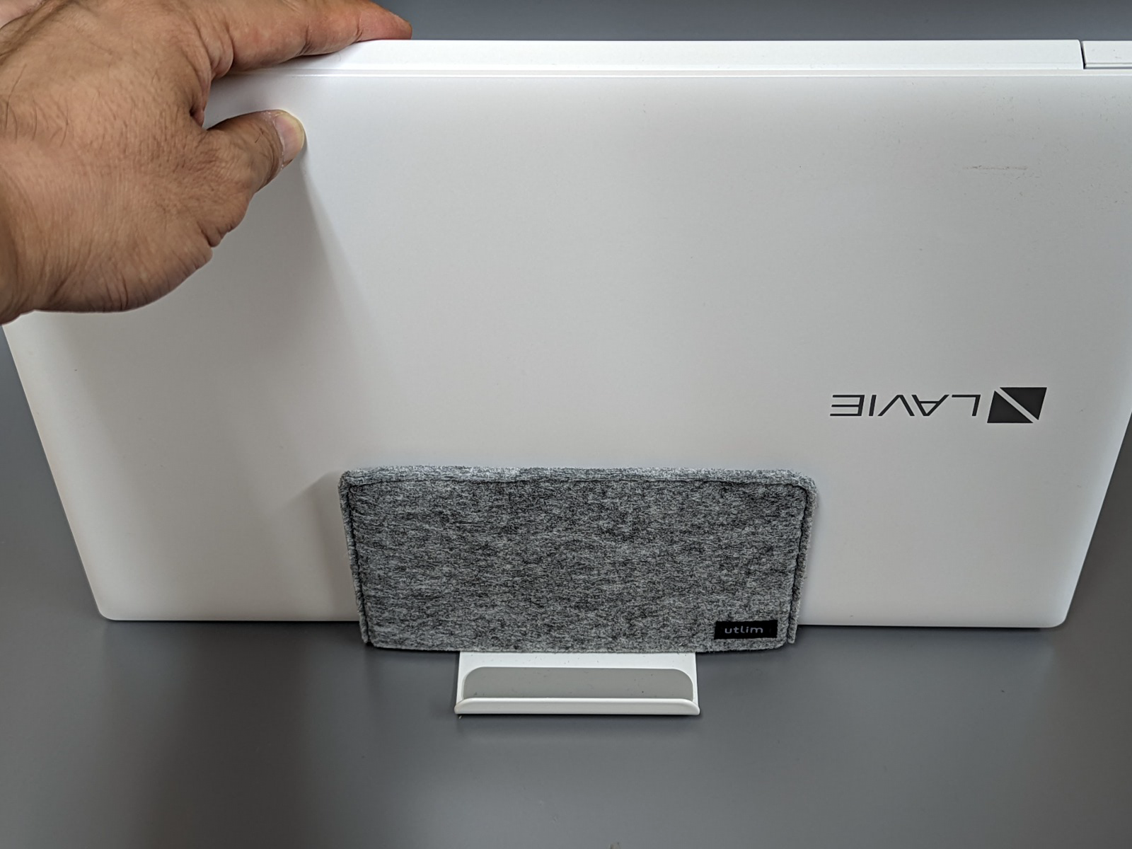 ノートPCを立てる時にキズをつくのを防ぐ、ソニックのフェルト製ノートPCスタンド「UT-5352」 ｜デザインを深掘り MdN