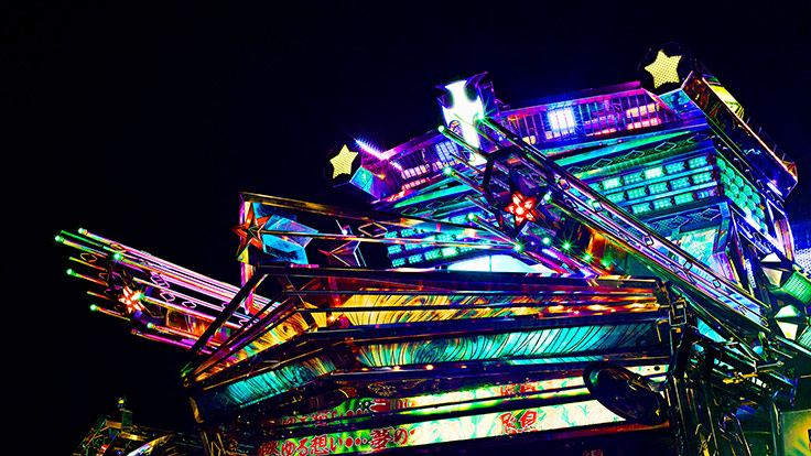 夜に輝く「デコトラ」を15年にわたって撮影してきた秦淳司氏の写真展がスタート ｜デザインを深掘り MdN