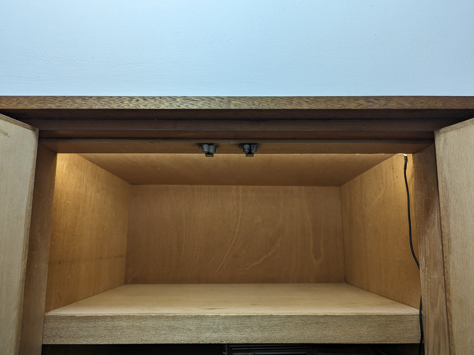 ダイソーなどで入手可能、わずか330円でどこにでも貼り付けられる格安のLEDテープライトを試してみた ｜デザインを深掘り MdN