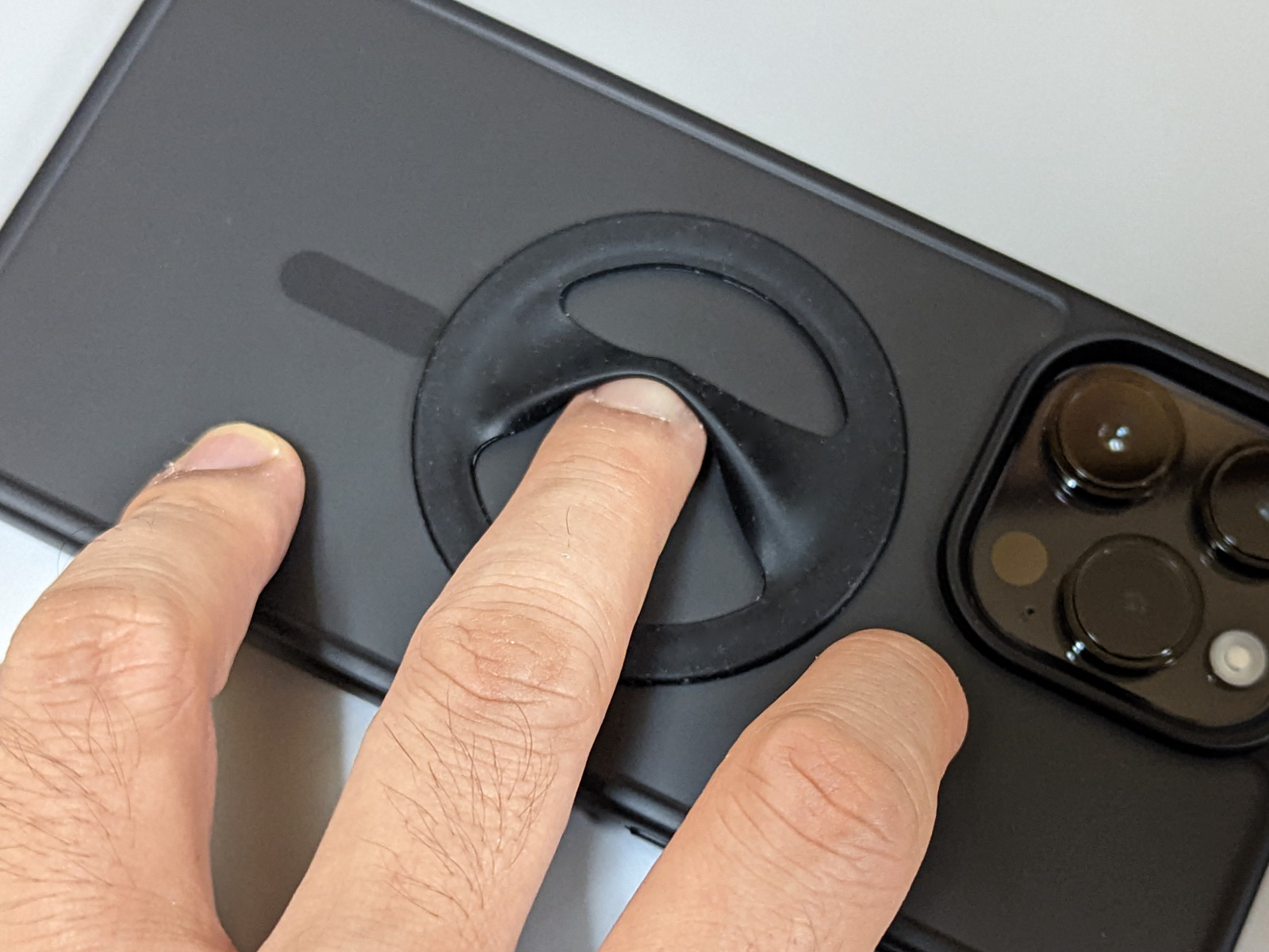 上からMagSafeアクセサリーを取付可能、iPhoneを持ちやすくするシリコン素材の極薄スマホバンド ｜デザインを深掘り MdN