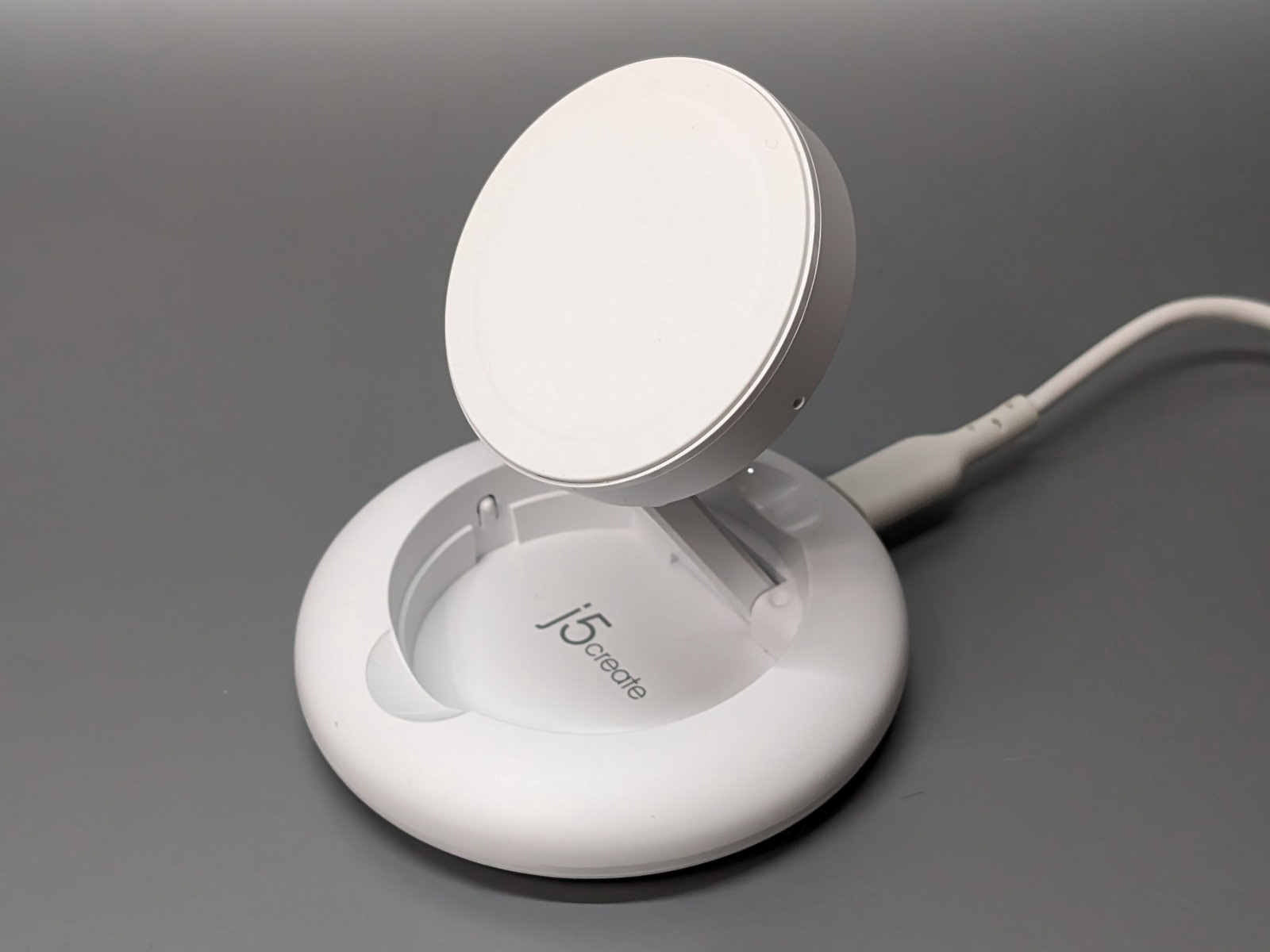 iPhoneのスタンバイも快適。最大15W充電に対応したMagSafe認証ワイヤレス充電器「JUPW1107NP」 ｜デザインを深掘り MdN