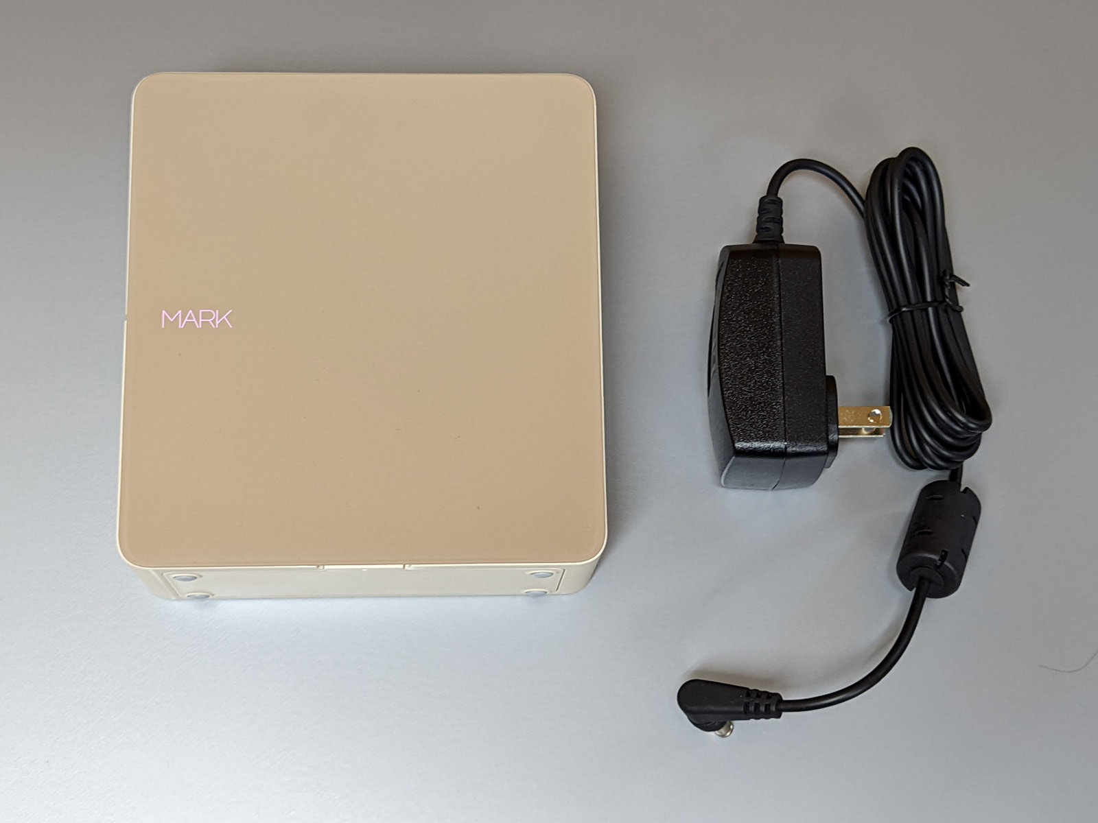 見た目はただの「箱」。手持ちのスマホから簡単作成できるBluetoothラベルライター「テプラ PRO」 ｜デザインを深掘り MdN