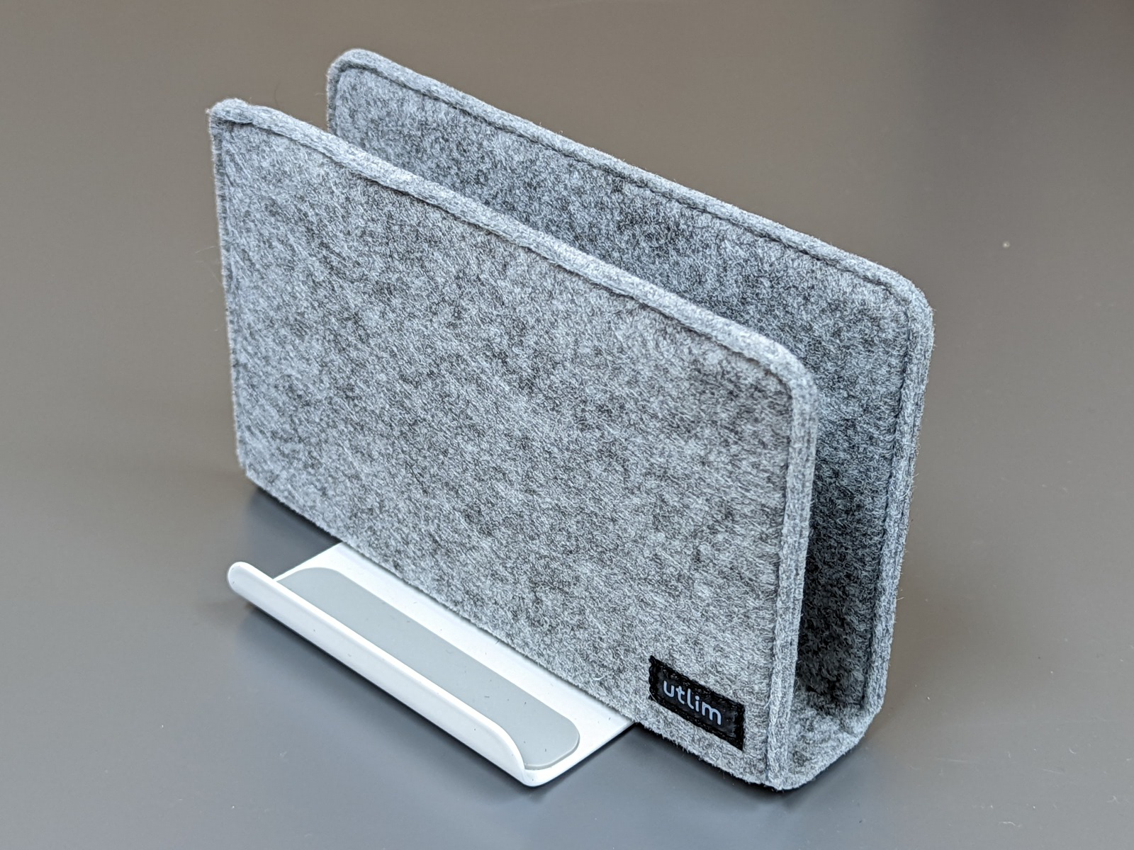 ノートPCを立てる時にキズをつくのを防ぐ、ソニックのフェルト製ノートPCスタンド「UT-5352」 ｜デザインを深掘り MdN