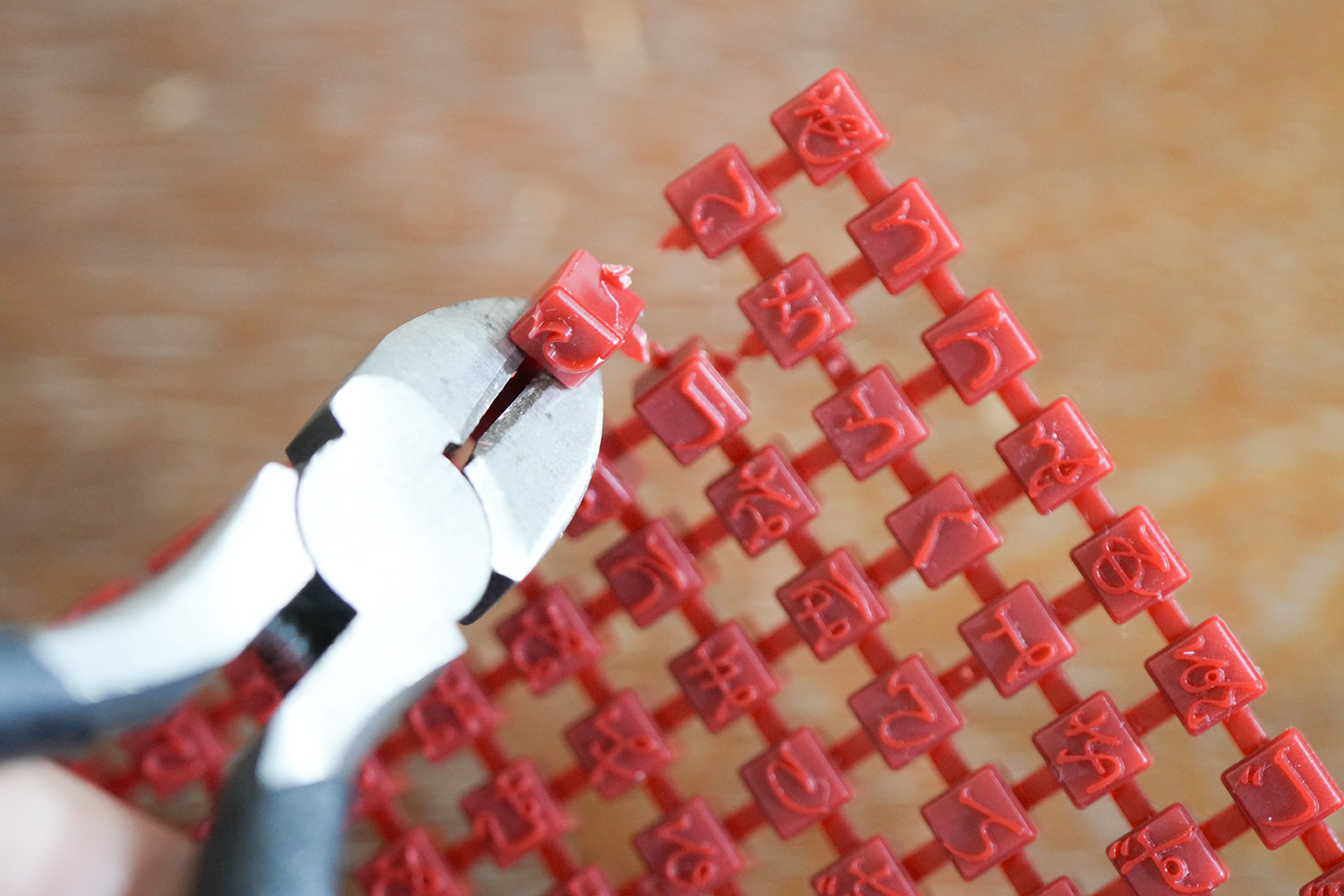 発売前からSNSで話題沸騰！Gakken「大人の科学マガジン」の付録、手乗りサイズの小さな活版印刷機で味のある印刷を楽しもう ｜デザインを深掘り MdN