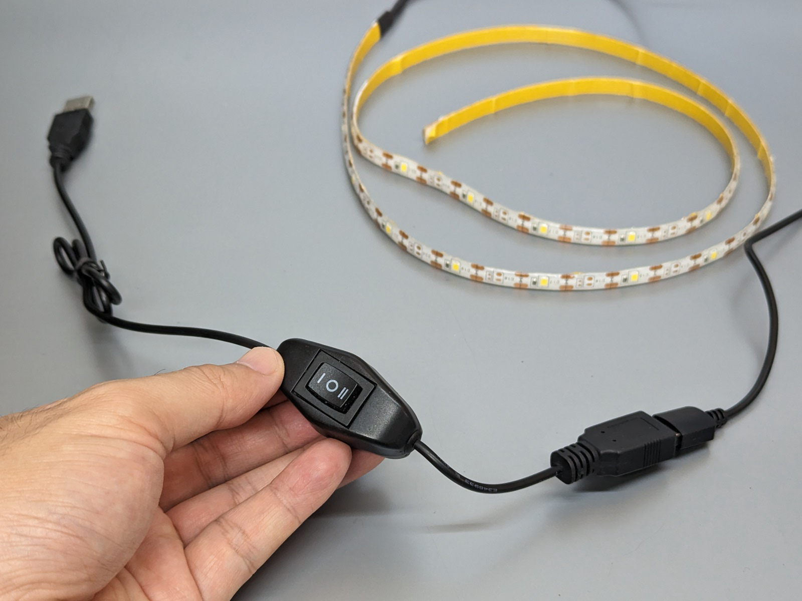 ダイソーなどで入手可能、わずか330円でどこにでも貼り付けられる格安のLEDテープライトを試してみた ｜デザインを深掘り MdN