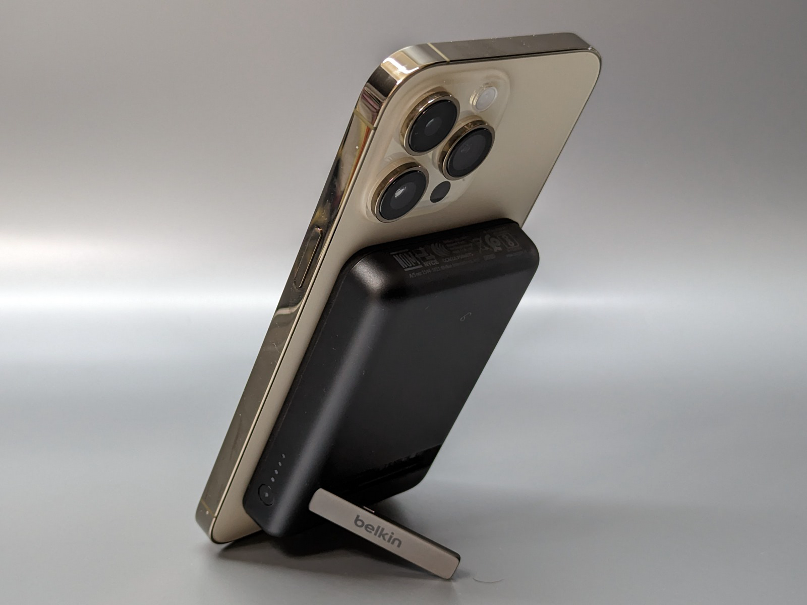 MagSafeでiPhoneの背面に吸着するベルキンモバイルバッテリー｢BPD004btBK｣は、なぜiPhone 12 mini/13 miniに最適なのか? ｜デザインを深掘り MdN
