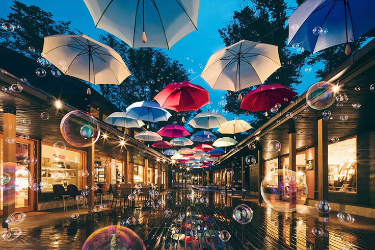 100本超のカラフルな傘が浮かんでアーケードになる「軽井沢アンブレラスカイ 2023」 ｜デザインを深掘り MdN
