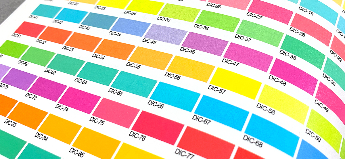 CMYKインキで特色を再現、ネット印刷のグラフィックの新オプション『擬似特色』でコストを抑える ｜デザインを深掘り MdN