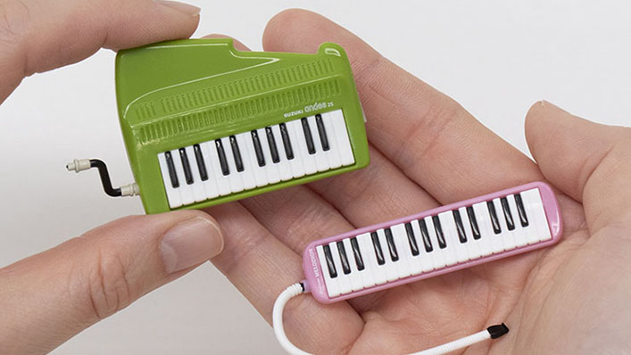 鈴木楽器製作所、実物の約1/7サイズで再現した「メロディオン＆アンデス コレクション」を発売 ｜デザインを深掘り MdN