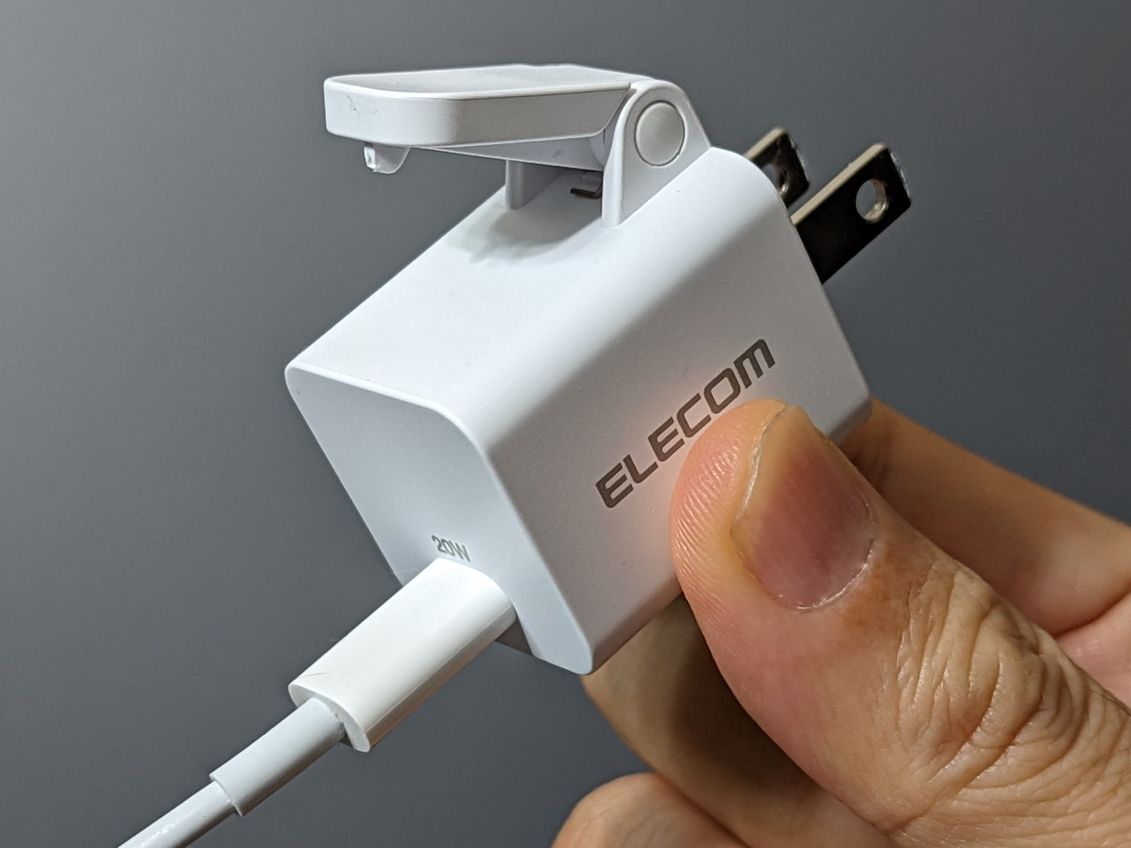 モバイラーもこれなら納得、片手で簡単にコンセントから抜けるレバーを搭載したUSB Type-C充電器 ｜デザインを深掘り MdN