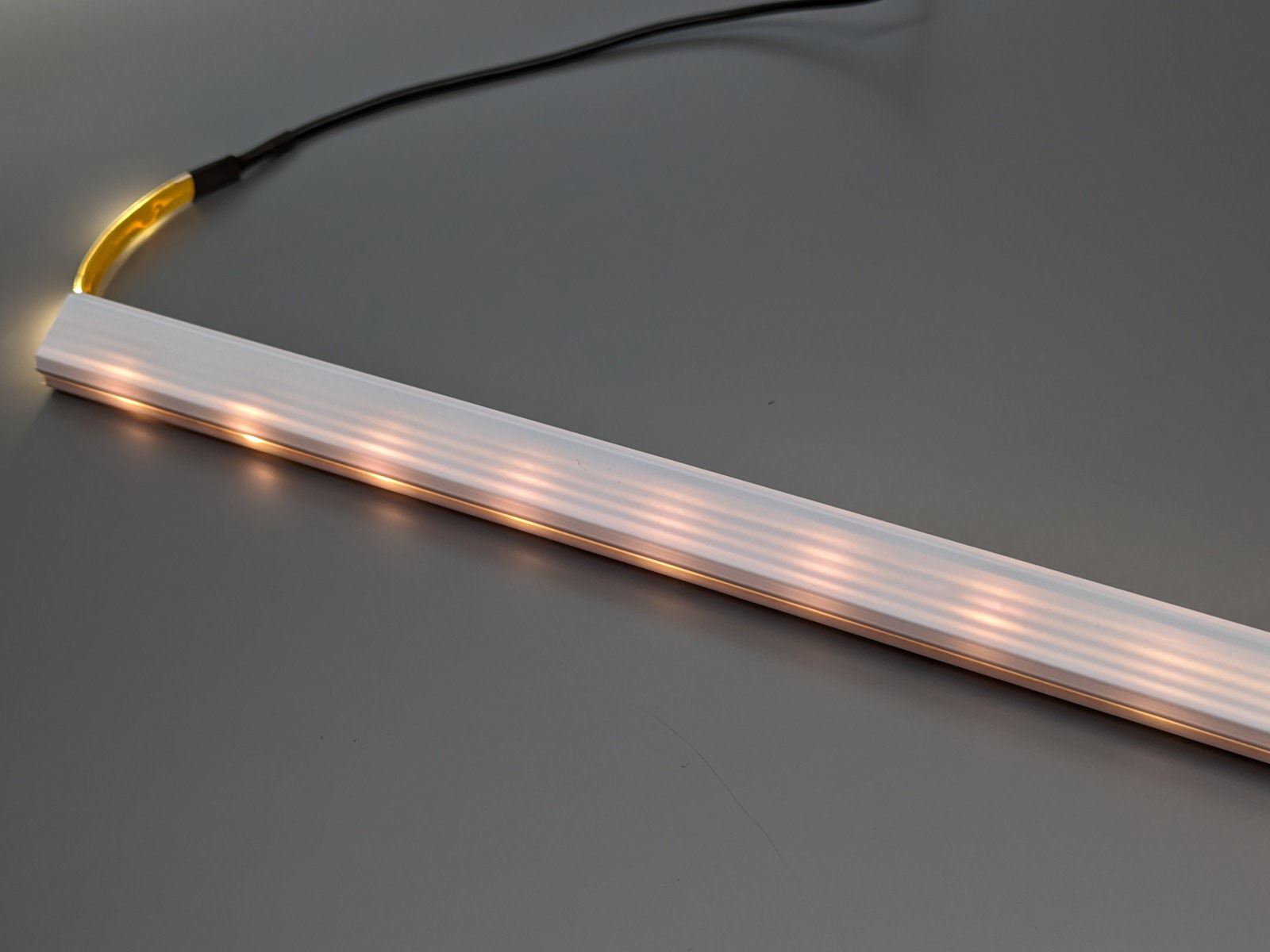 ダイソーなどで入手可能、わずか330円でどこにでも貼り付けられる格安のLEDテープライトを試してみた ｜デザインを深掘り MdN