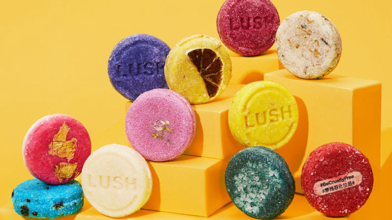 LUSH、パッケージフリーな固形シャンプー「シャンプーバー」を発売 ｜デザインを深掘り MdN