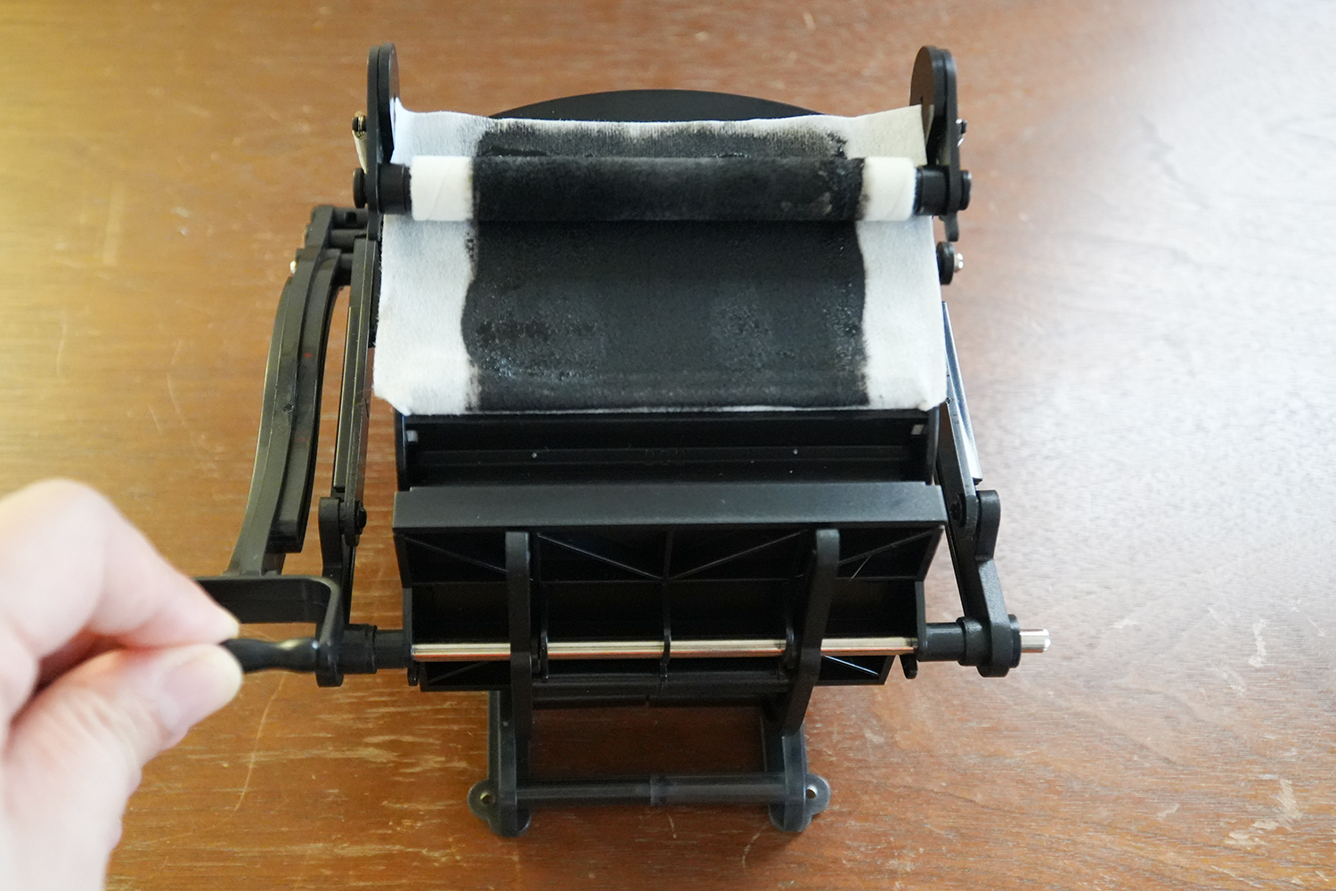 発売前からSNSで話題沸騰！Gakken「大人の科学マガジン」の付録、手乗りサイズの小さな活版印刷機で味のある印刷を楽しもう ｜デザインを深掘り MdN