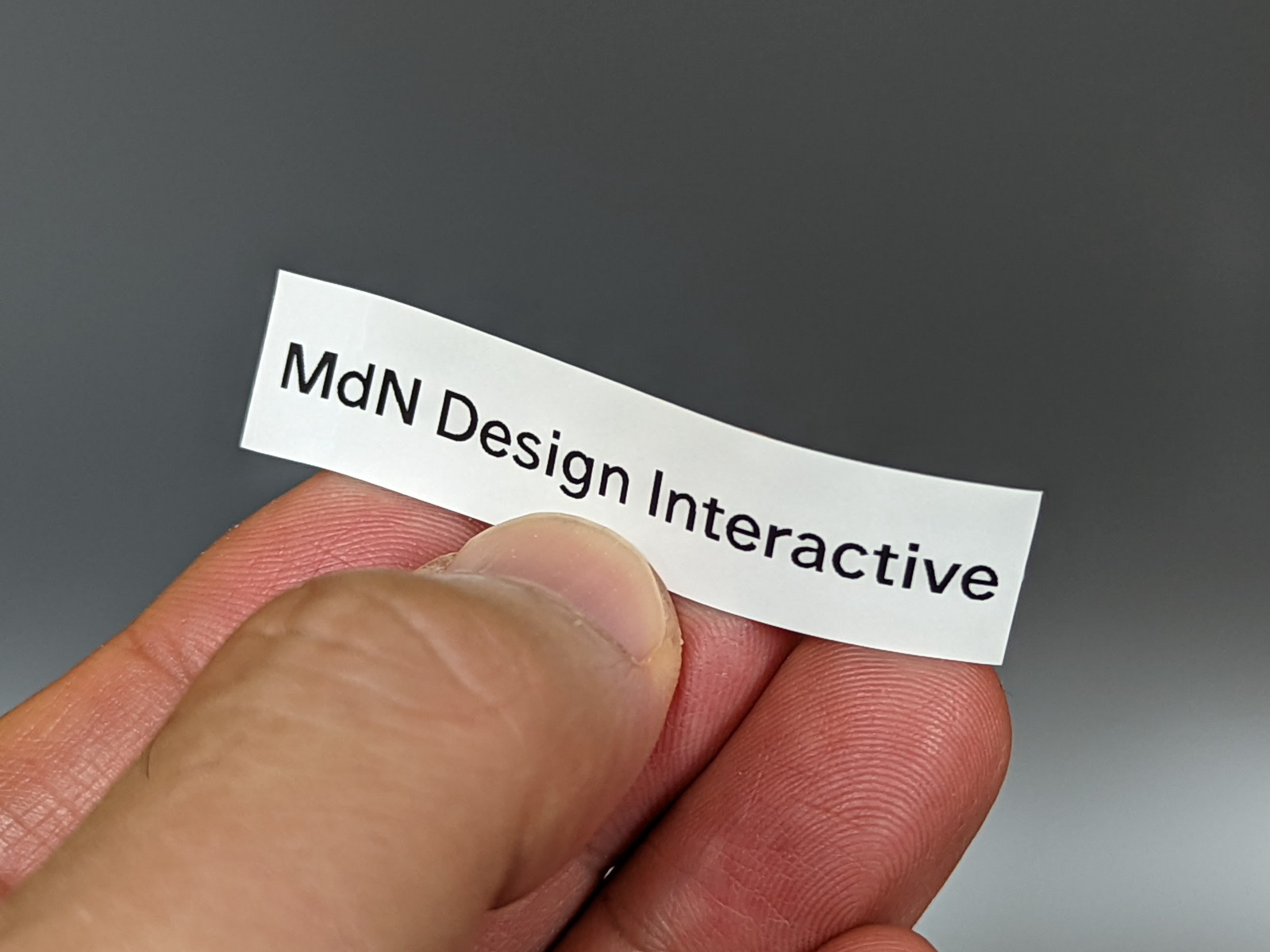 見た目はただの「箱」。手持ちのスマホから簡単作成できるBluetoothラベルライター「テプラ PRO」 ｜デザインを深掘り MdN