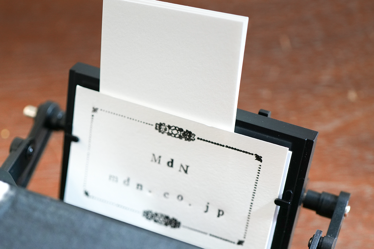 発売前からSNSで話題沸騰！Gakken「大人の科学マガジン」の付録、手乗りサイズの小さな活版印刷機で味のある印刷を楽しもう ｜デザインを深掘り MdN