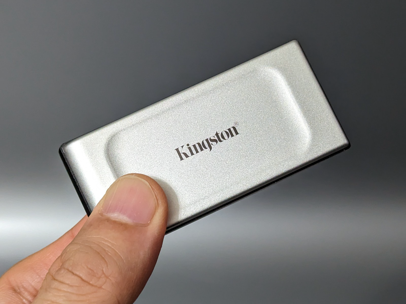 読み書きともに最大約2,000MB/秒の圧倒的な高速伝送、キングストンのポータブルSSD「XS2000」 ｜デザインを深掘り MdN