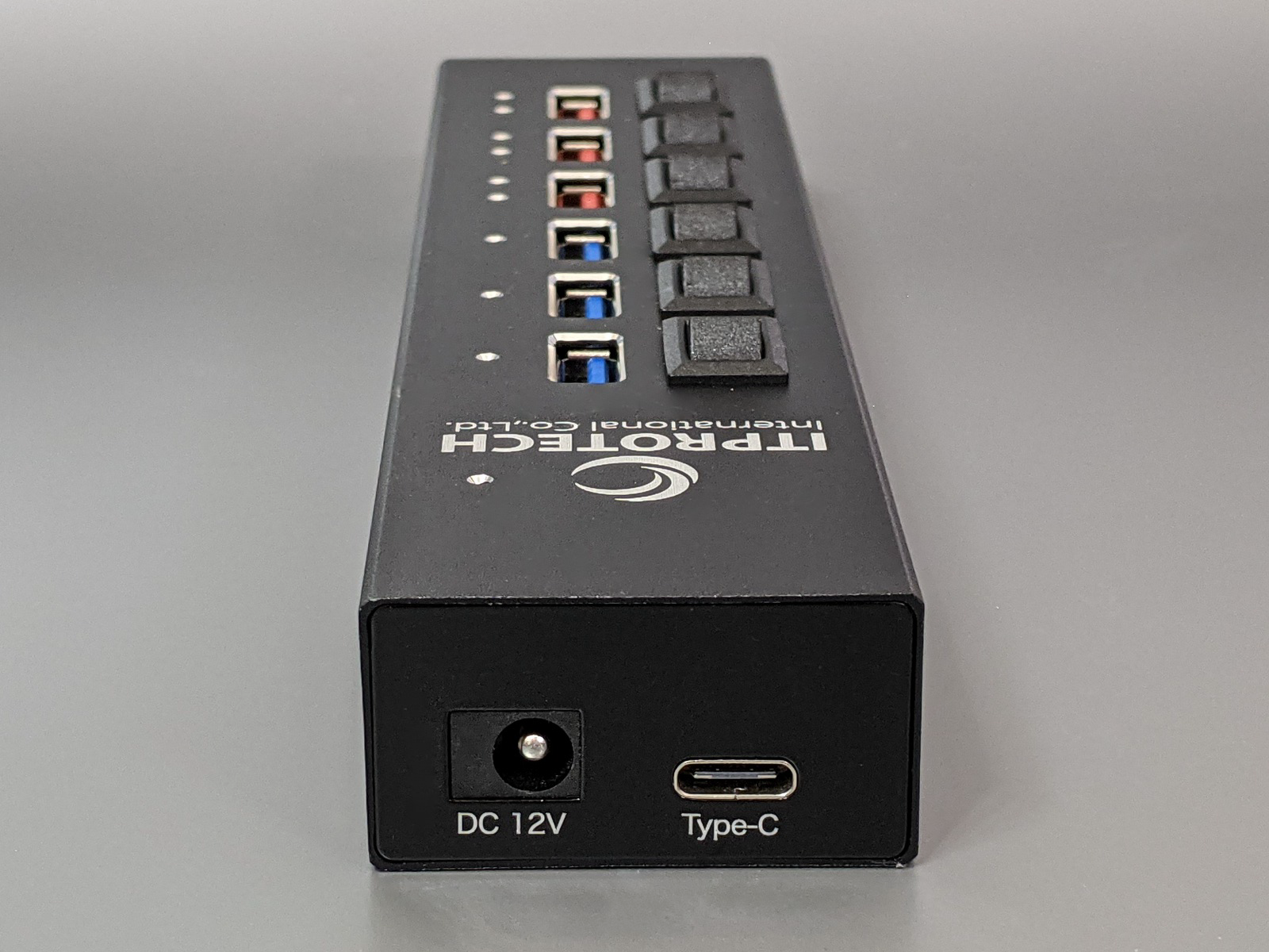 USB3.2対応で高速伝送、デスクにがっちり挟んで抜き差しもラクラクな「ITPROTECH USB3.2パワーハブ」 ｜デザインを深掘り MdN