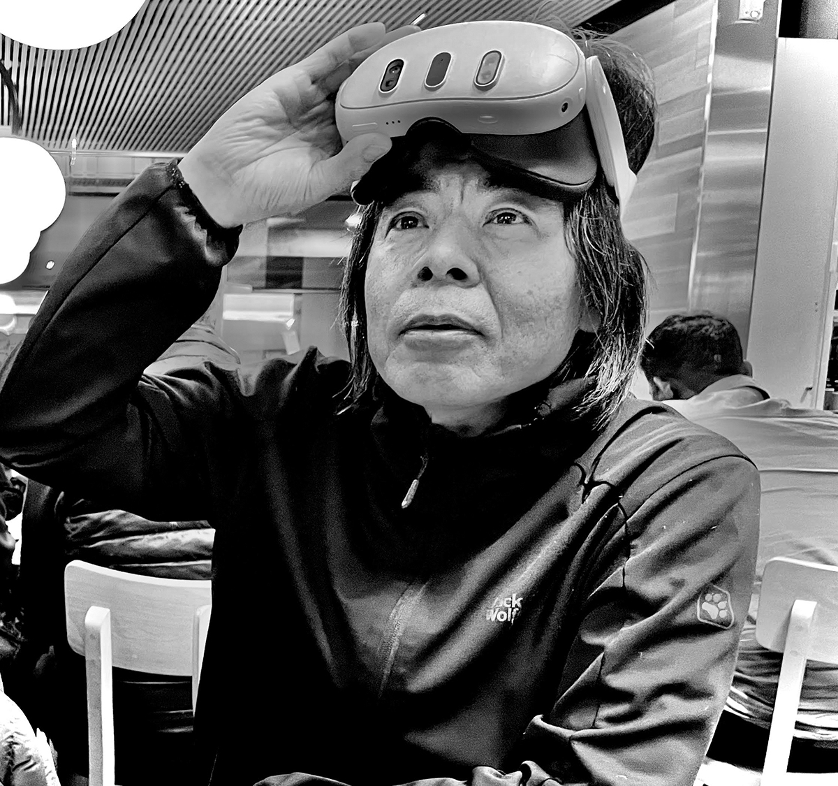 VRゴーグルを装着しながらライブペインティングを行う日比野克彦氏の個展「脳はダマせても⇄身体はダマせない♯01」が開幕 ｜デザインを深掘り MdN