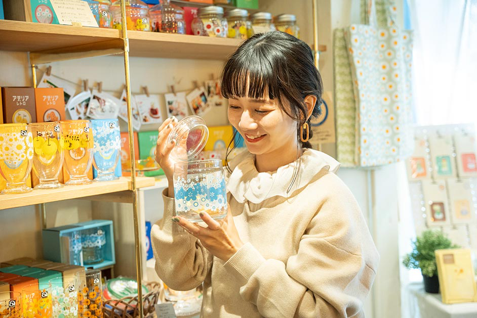 表参道「TokiiRo」クレパス柄トケイなど、かわいい文具や雑貨がそろう【三戸なつめ×東京の文房具店】 ｜デザインを深掘り MdN