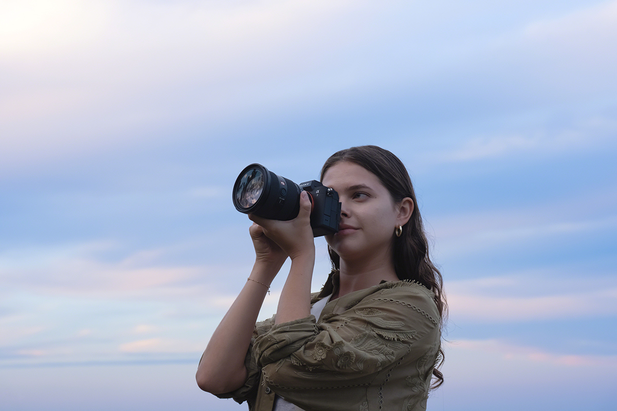 ソニー、次世代ベーシックを体現するフルサイズミラーレス一眼カメラ「α7 V」を発売 ｜デザインを深掘り MdN