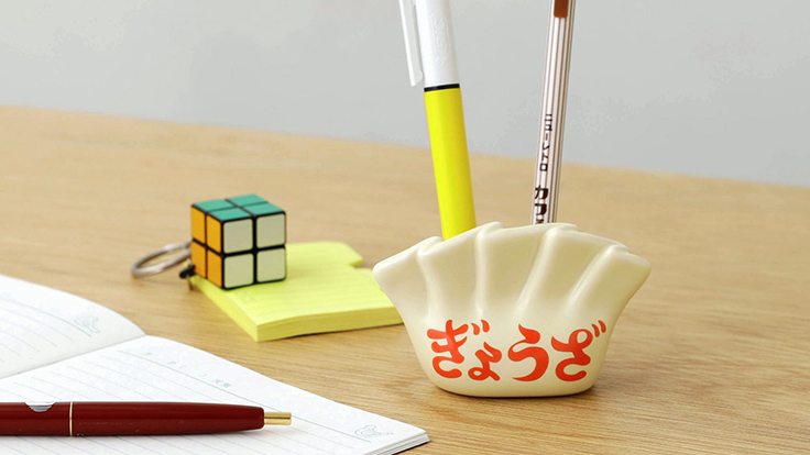 餃子にペンが刺さっている!? インパクト抜群なニューレトロの「ペンホルダー（ぎょうざ）」 ｜デザインを深掘り MdN