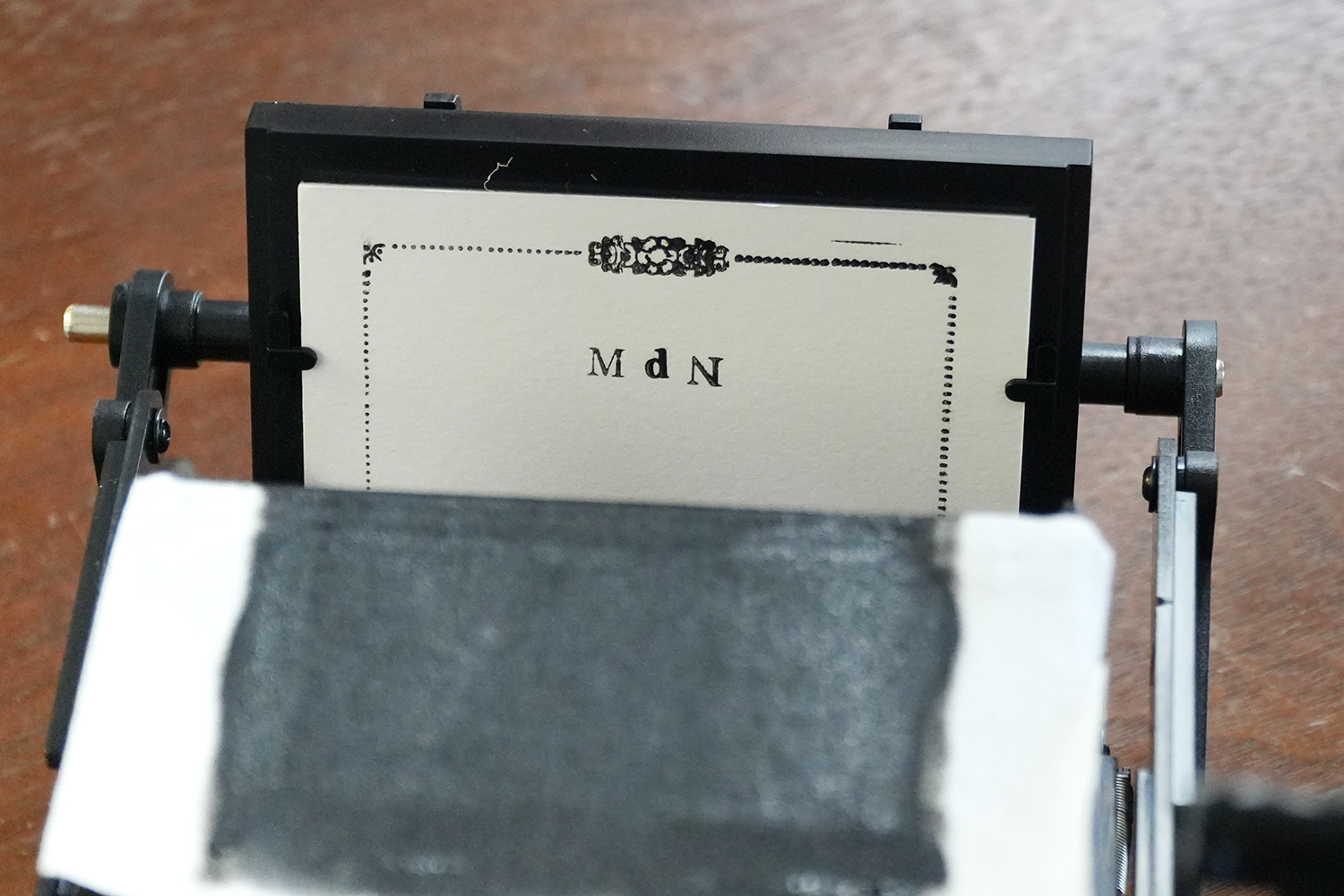 発売前からSNSで話題沸騰！Gakken「大人の科学マガジン」の付録、手乗りサイズの小さな活版印刷機で味のある印刷を楽しもう ｜デザインを深掘り MdN